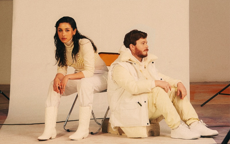 Camila Orantes y Simon Grossmann «Waterproof»