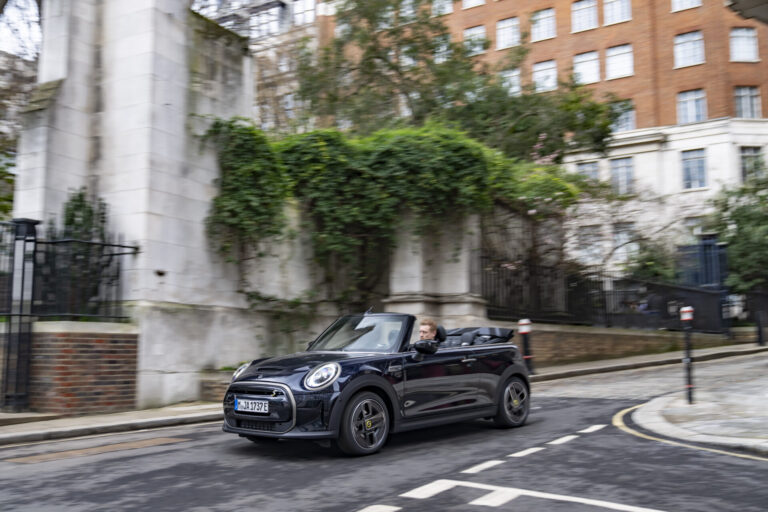 El MINI Cooper SE Convertible electriza Londres en el marco de su ...