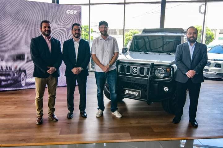 Sikamotors regala un vehículo Suzuki Jimmy al medallista olímpico Jean ...